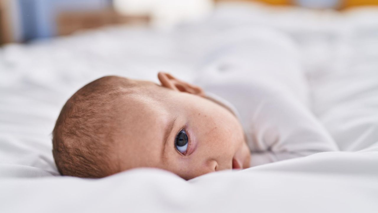 Neonato dorme poco: le cause reali e cosa fare